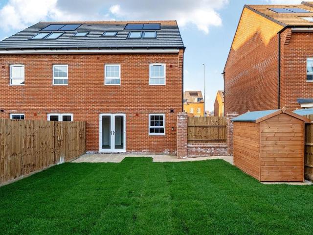 Bairstow Road, Kent ME20 3 bed semi detached house to rent £1,925 pcm £444 pw
