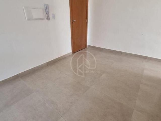 Bairro Aeroporto / Apartamento TÉRREO com 2 quartos sendo 1suíte e garagem numerada