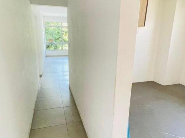 Bairro da Ponta da Praia com garagem fechada