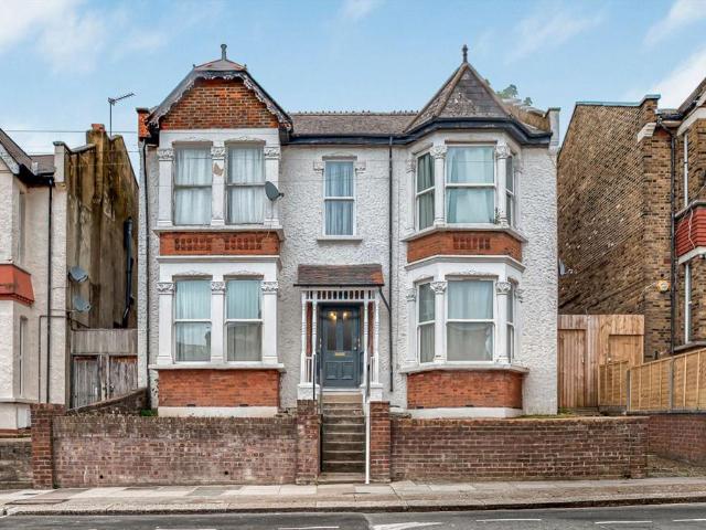 Baker Road, LONDON NW10 2 bed flat to rent £2,000 pcm £462 pw