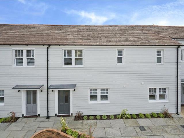 Baker Street, Weybridge KT13 2 bed house to rent £1,850 pcm £427 pw