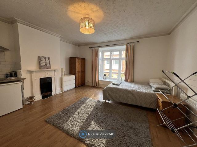 Baker Street, Weybridge KT13, Room to rent, £805 pcm | PrimeLocation