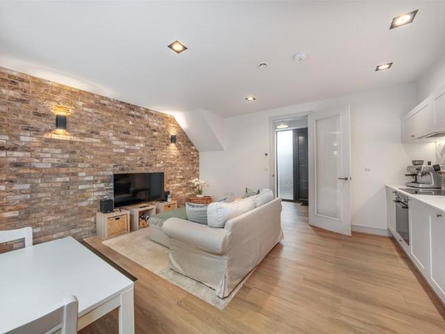 Bakers Lane, London, N6 1 bed flat to rent £2,500 pcm £577 pw