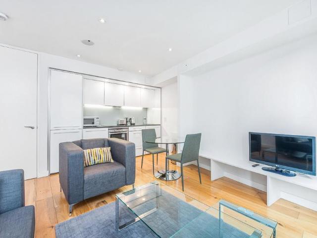 Bakers Row, London, EC1R 1 bed flat to rent £2,600 pcm £600 pw