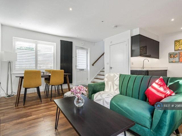 Bakery Mews, St Albans, AL3 2 bed terraced house to rent £3,200 pcm £738 pw