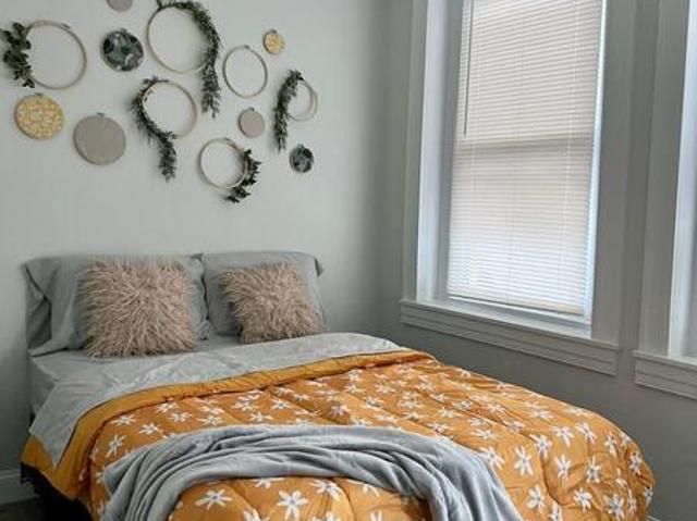 Baltimore Historic Townhouse w/community living room. Comfortable & spacious