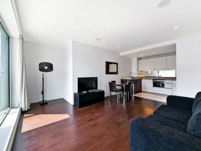 Baltimore Wharf, Canary Wharf. 2 bed flat to rent £2,816 pcm £650 pw