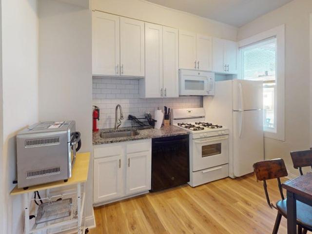 Baltimore Townhouse. Homey & comfy