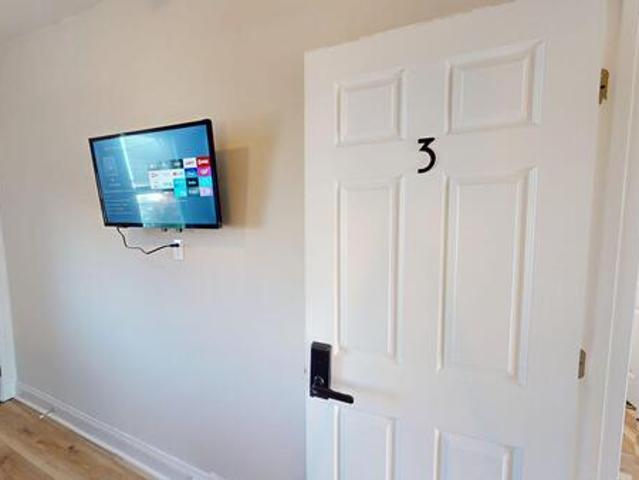 Baltimore Townhouse. Homey & comfortable modern rooms with bright décor, secure entry fast WiFi, monthly cleaning service, close to transit, and all utilities included !