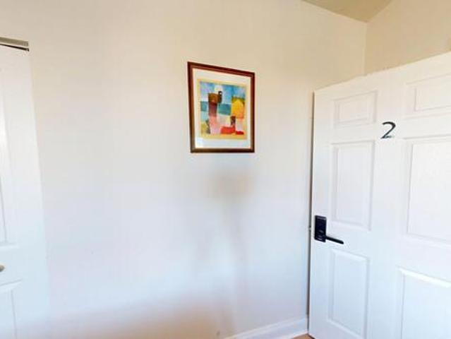 Baltimore Townhouse. Homey & comfortable modern rooms with bright décor, secure entry fast WiFi, monthly cleaning service, close to transit, and all utilities included !