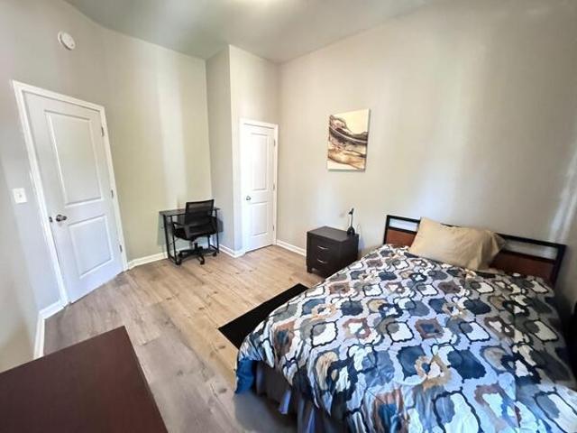 Baltimore Townhouse with Dining area. Spacious & newly renovated