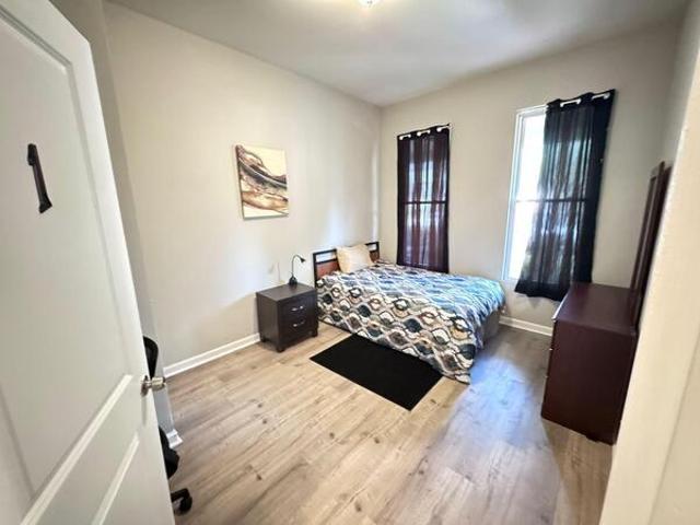 Baltimore Townhouse with Dining area. Spacious & newly renovated