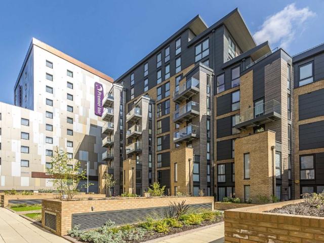 Baltic Avenue, Brentford TW8, 2 bed flat to rent, £2,400 pcm | PrimeLocation