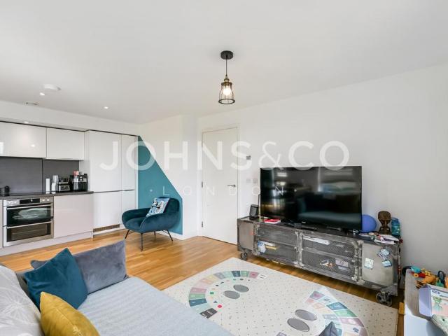 Baltic Avenue, Brentford, London, TW8 2 bed apartment to rent £2,396 pcm £553 pw