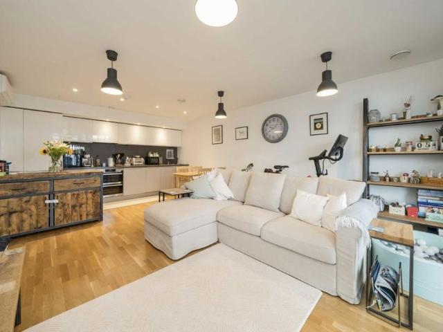 Baltic Avenue, TW8, London