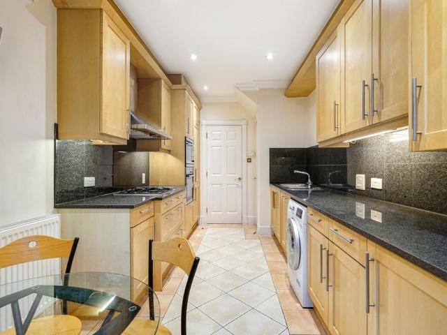 Balvaird Place, London, SW1V 2 bed terraced house to rent £4,250 pcm £981 pw