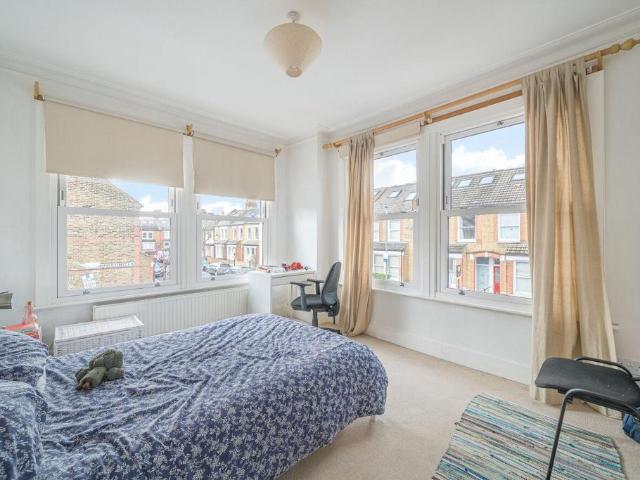 Balvernie Grove, Southfields, London. 2 bed flat to rent £2,200 pcm £508 pw