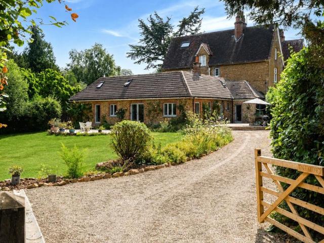Balchins Lane, Westcott, Dorking. 6 bed bungalow to rent £4,500 pcm £1,038 pw