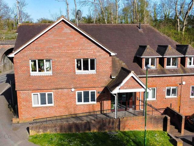 Balcombe Road, Bridgers House Balcombe Road RH16, 2 bed flat to rent, £1,350 pcm | PrimeLocation