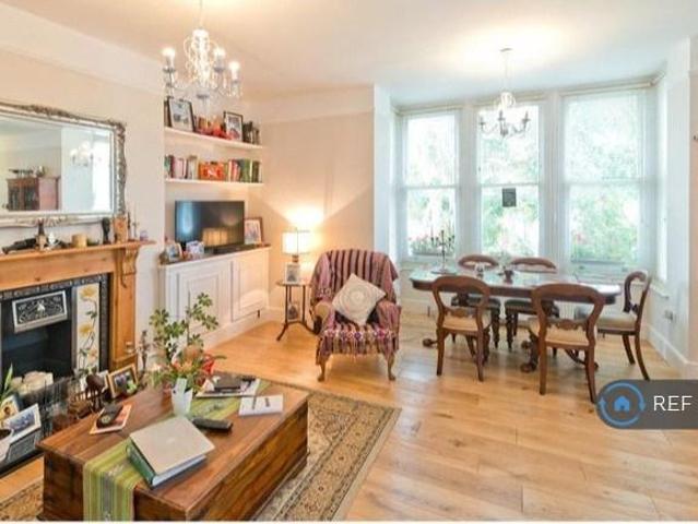 Baldwin Crescent, London, SE5 2 bed flat to rent £3,180 pcm £734 pw
