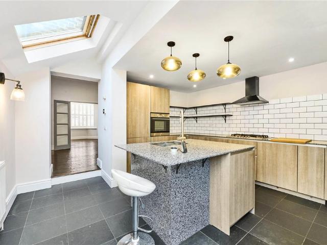 Balfern Street, Battersea, SW11 3 bed terraced house to rent £4,000 pcm £923 pw