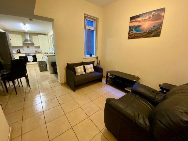 Balfour Avenue, Room 5, & Room 2. All Bills Included, Belfast, BT7 2EX