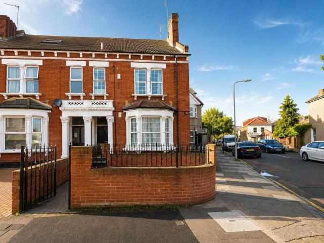 Balfour Road, Ilford, IG1 2 bed flat to rent £1,850 pcm £427 pw