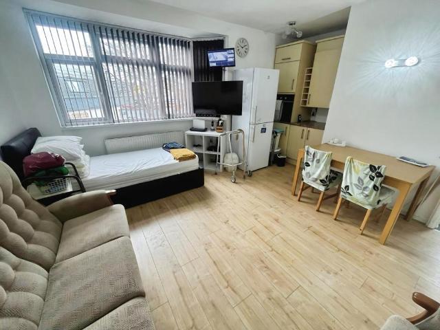 Balfour Road, Southall 2 bed flat to rent £1,700 pcm £392 pw