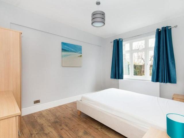 Balham High Road, Moira Court Balham. 2 bed flat to rent £2,300 pcm £531 pw