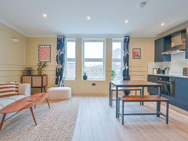 Balham High Road, Balham, London SW12, 2 bed flat to rent, £3,500 pcm | PrimeLocation