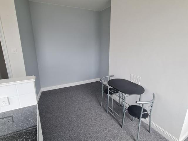 Balham High Road, Balham SW12, 1 bed flat to rent, £1,275 pcm | PrimeLocation