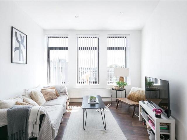 Balham High Road, Balham SW12, 2 bed flat to rent, £2,600 pcm | PrimeLocation