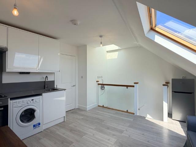 Balham High Road, London SW12, 1 bed flat to rent, £1,650 pcm | PrimeLocation