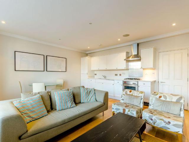 Balham High Road, Wandsworth Common, London SW17, 2 bed flat to rent, £2,900 pcm | PrimeLocation