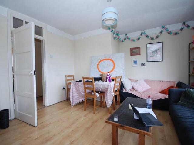 Balham Hill, London SW12 3 bed flat to rent £2,600 pcm £600 pw