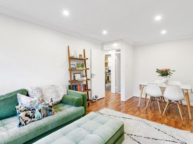 Balham New Road, Balham, London, SW12 1 bed flat to rent £2,250 pcm £519 pw