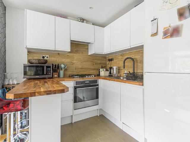 Balham New Road, London, Balham, SW12 2 bed flat to rent £2,350 pcm £542 pw