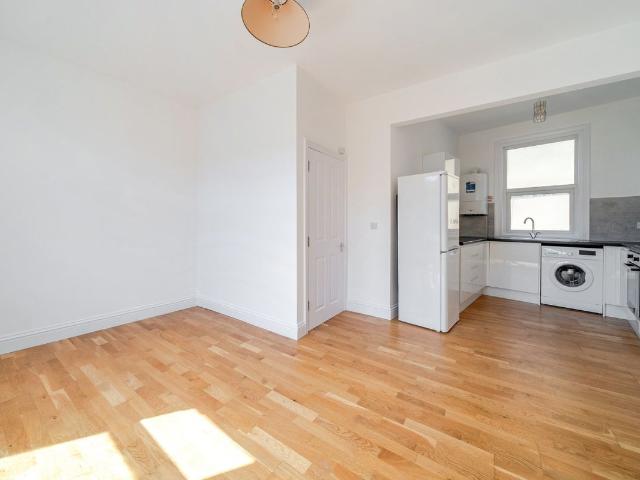 Balham Station Road, Balham, London SW12, 1 bed flat to rent, £2,200 pcm | PrimeLocation