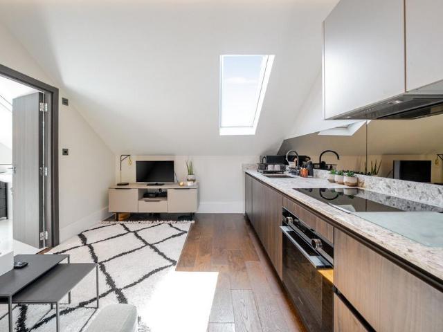 Balham Park Road, Balham, London, SW12 1 bed flat to rent £2,500 pcm £577 pw