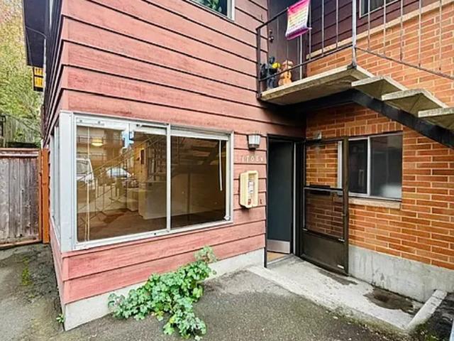 Ballard 2 Bed/1 Bath Upper Level Unit in Triplex