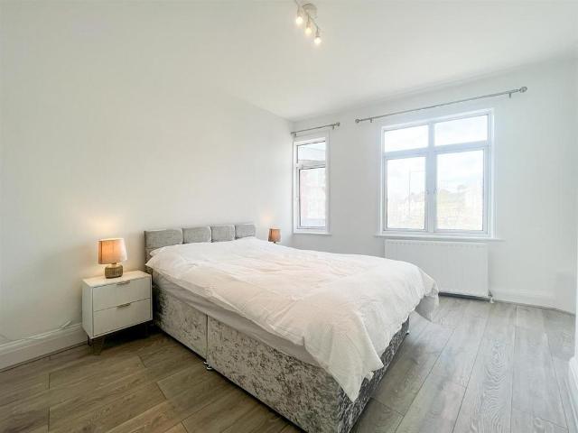 Ballards Lane, Finchley, N3 3 bed apartment to rent £2,492 pcm £575 pw