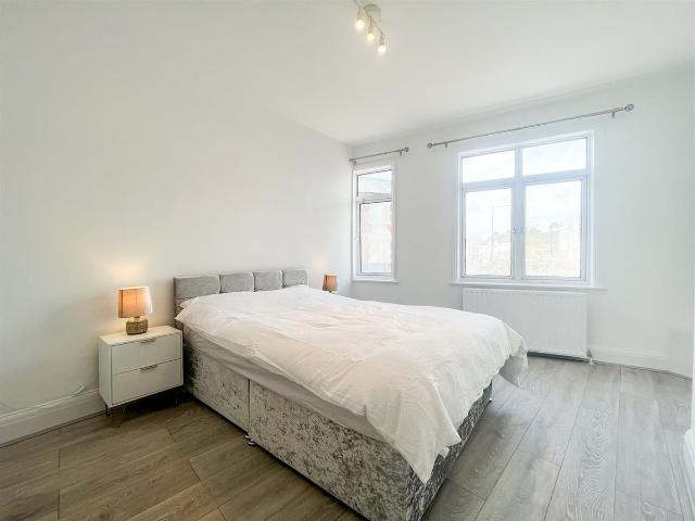 Ballards Lane, Finchley N3, 3 bed flat to rent, £2,492 pcm | PrimeLocation
