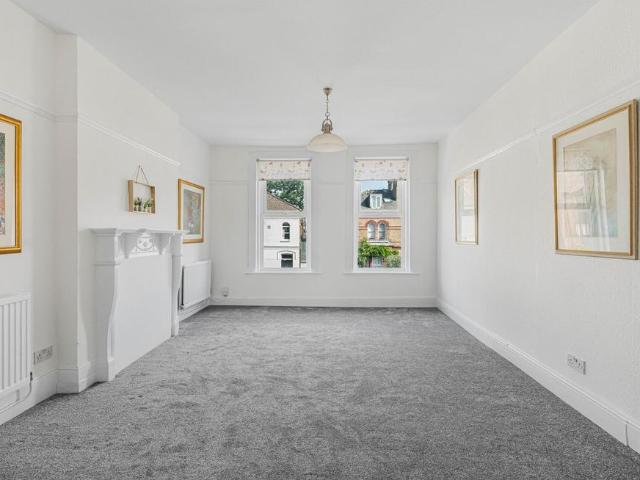 Ballards Lane, London, N3 3 bed flat to rent £2,500 pcm £577 pw
