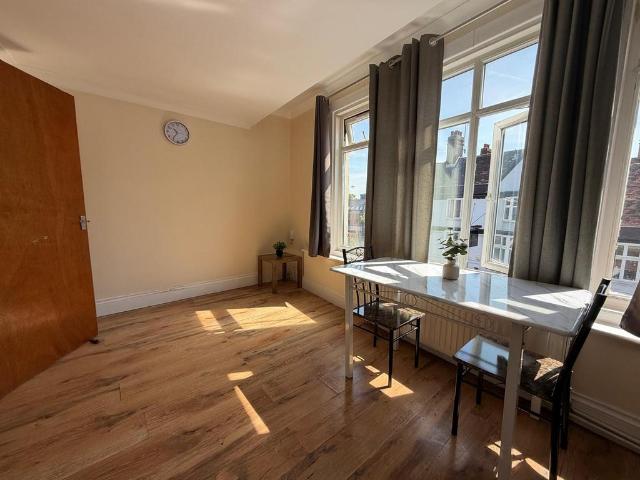 Ballards Lane, London N12 2 bed flat to rent £1,600 pcm £369 pw