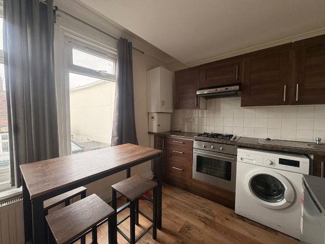 Ballards Lane, London N12, 2 bed flat to rent, £1,600 pcm | PrimeLocation