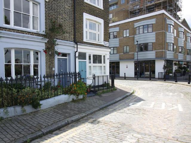 Ballast Quay 3 bed end of terrace house to rent £3,800 pcm £877 pw
