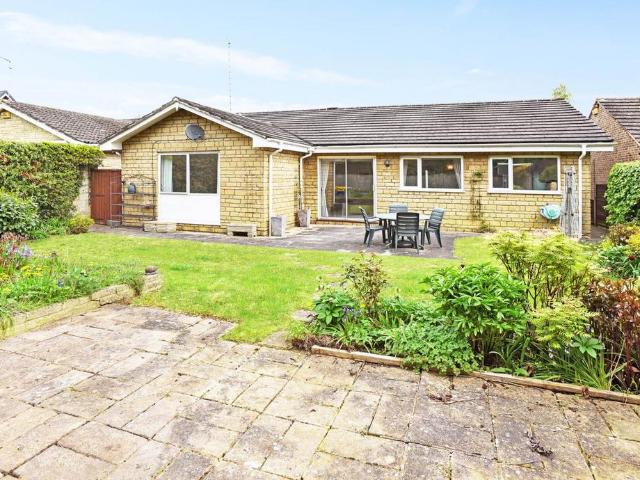 Balliol Road, Bicester OX26 3 bed detached bungalow to rent £1,725 pcm £398 pw