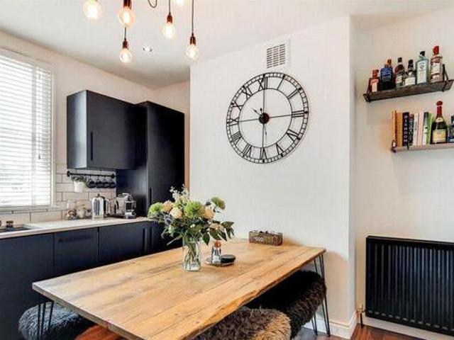Balls Pond Road, London, 2 Bedroom Maisonette