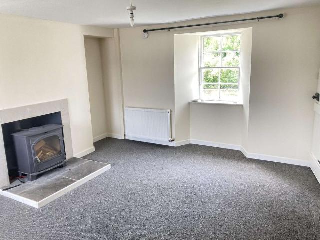 Balmacneil Farm Cottage is a 2 bed detached traditional dwelling located in a pretty courtyard setting close to Dunkeld. The property has recently been refurbi