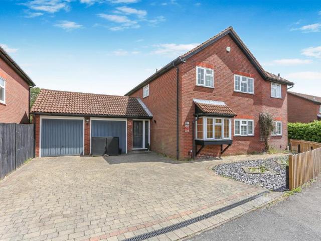Balmoral Way, Sutton SM2 4 bed detached house to rent £3,250 pcm £750 pw